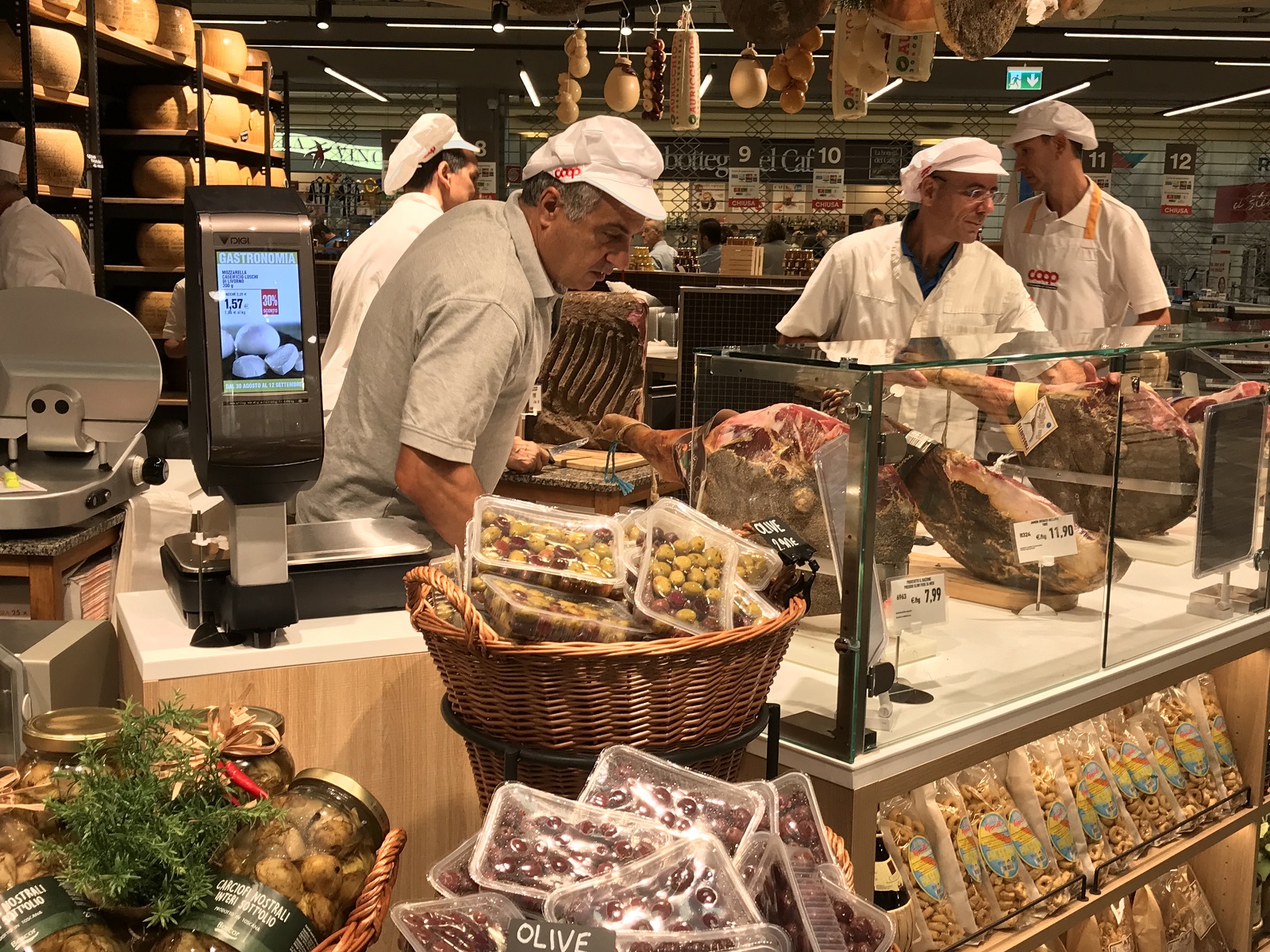 SM series, e.Label and Queue management solution Case Studies Unicoop ...